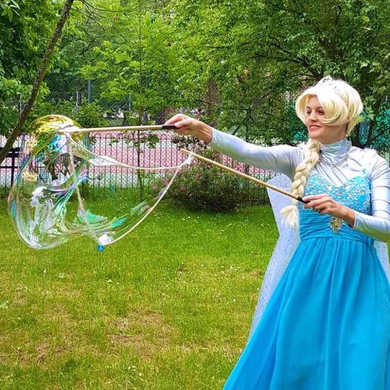 Queen Elsa Lookalike Bubble performer - Book Now 07824516586