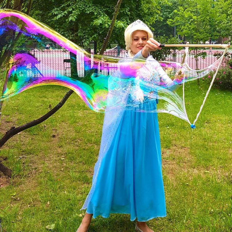 Queen Elsa Lookalike Bubble performer - Book Now 07824516586